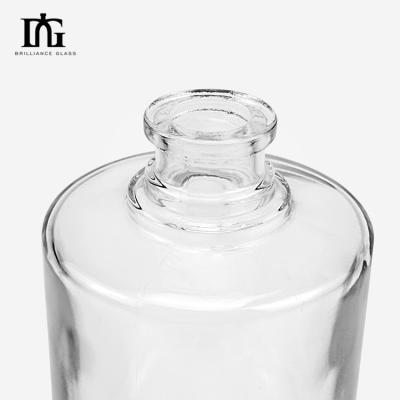 Cina Collare di vetro 500 ml trasparente rotondo vuoto vetro di pietra liquore di vino whisky bottiglia di vodka con tappo di sughero sigillato in vendita
