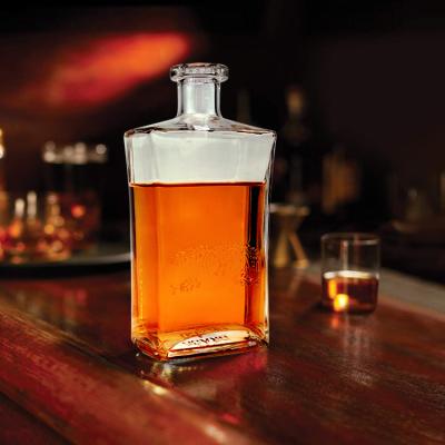 Cina Bottiglia di vodka di vetro con sughero Super Flint 700ml 750ml 1000ml Acceptabile Logo del cliente in vendita
