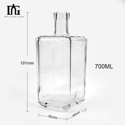 Cina Corpo Materiale vetro trasparente 700ml vetro quadrato bottiglia di liquore vodka whisky bottiglia di gin con sughero in vendita
