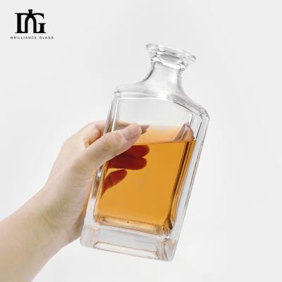 Cina Bottiglia di vetro da 750 ml con forma di muffa personalizzata Super Flint Whiskey Gin Vodka Liquor Bottle in vendita