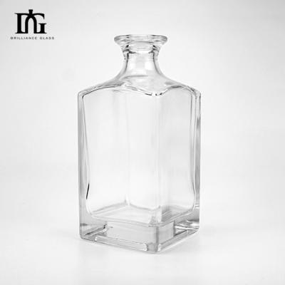 Cina Bottiglia di vetro da 750 ml con forma di muffa personalizzata Super Flint Whiskey Gin Vodka Liquor Bottle in vendita