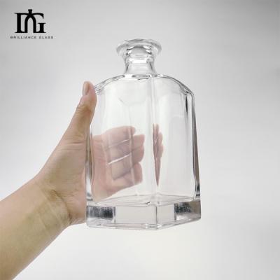 Cina Bottiglia di vetro da 750 ml con forma di muffa personalizzata Super Flint Whiskey Gin Vodka Liquor Bottle in vendita
