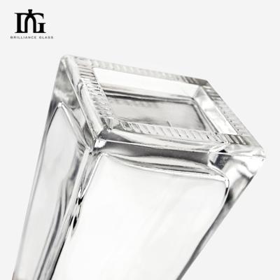 Cina Disegno unico su misura Bottiglia di 500 ml Triangolo inciso Bottiglia di tequila in vetro con coperchio in vendita