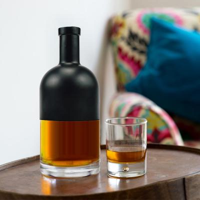 Cina Bottiglia di vetro rotonda vuota da 770 ml per whisky, brandy, vodka, rum, gin e altre bevande alcoliche in vendita