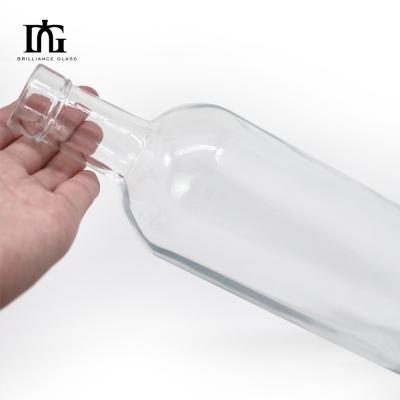Cina Bottiglia di vetro 700ml 500ml Vodka Wine con serigrafia personalizzata e timbraggio a caldo in vendita