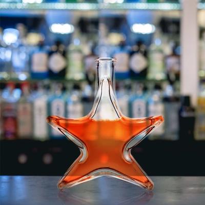 Cina Bottiglie di vetro a forma di stella personalizzate per acqua minerale 250ml/500ml/700ml/750ml Capacità in vendita
