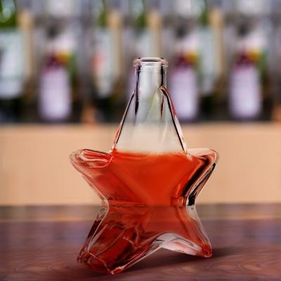 Cina Bottiglie di vetro a forma di stella personalizzate per acqua minerale 250ml/500ml/700ml/750ml Capacità in vendita