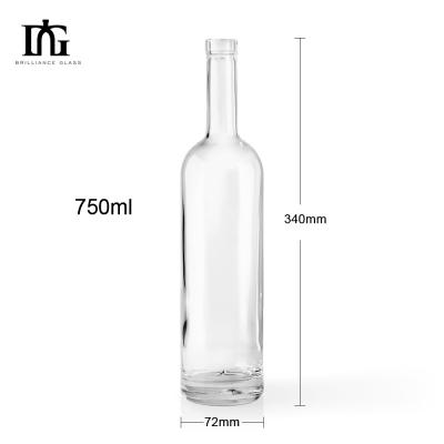 Cina Bottiglia di vetro a incisione Forma classica 700ml 250ml 500ml Rum di sughero di legno Brandy Vodka in vendita