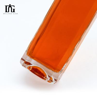 Cina 750ml 1000ml whisky rum gin tequila bottiglia di vetro con tappo di sughero e design elegante in vendita