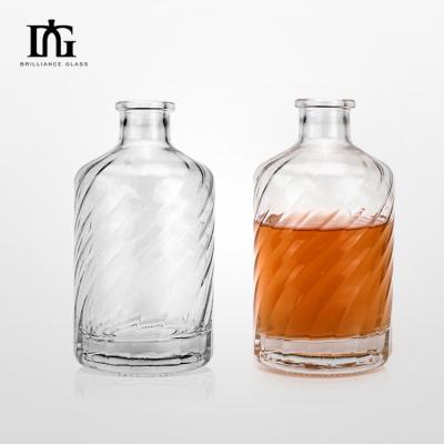 Cina Collare di vetro inciso Bottiglia di vodka da 500 ml con fondo spessa e design personalizzato in vendita