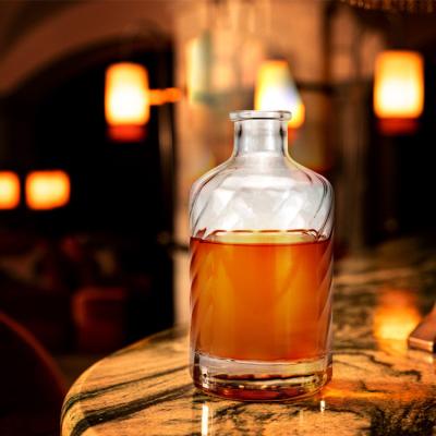 Cina Collare di vetro inciso Bottiglia di vodka da 500 ml con fondo spessa e design personalizzato in vendita