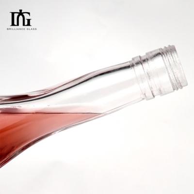 Cina 700 ml di vetro inciso forma unica forma personalizzata liquore gin vodka spirit bottle in vendita
