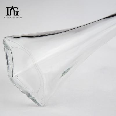 Cina Colletto di vetro 700 ml Bottiglia di vetro piatta quadrata di vodka per liquori e bevande in vendita
