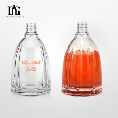 Cina 500 ml 700 ml bottiglie di vetro Super Flint personalizzate per liquori whisky vodka brandy design unico in vendita