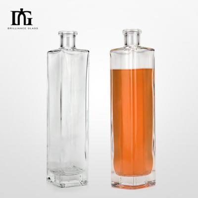 Cina Bottiglia vuota in vetro Super Flint da 700 ml per liquori e bevande in vendita