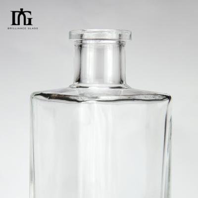 Cina Bottiglia vuota in vetro Super Flint da 700 ml per liquori e bevande in vendita