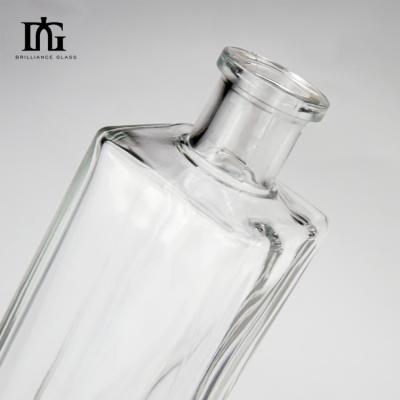 Cina Bottiglia vuota in vetro Super Flint da 700 ml per liquori e bevande in vendita