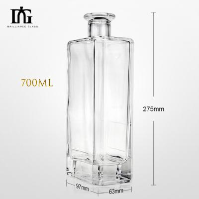Cina Bottiglia di tequila di vetro trasparente con collo lungo e stretto e tappo a vite di sughero a forma quadrata in vendita