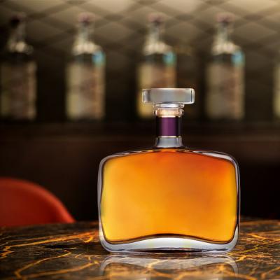 Cina 500ml 700ml 700ml Custom Clear Crystal Rum Gin Vodka Bottle per la bottiglia di vetro del liquore in vendita