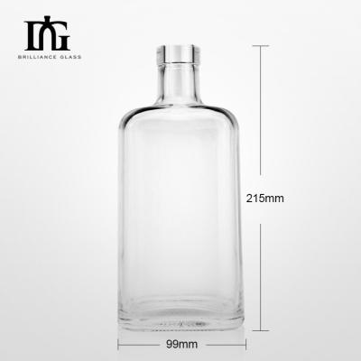 Cina Logo personalizzato Bottiglia in vetro quadrata da 700 ml Ideale per whisky Brandy Gin Vodka e altro in vendita