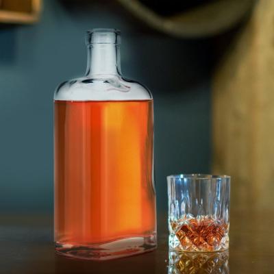 Cina Logo personalizzato Bottiglia in vetro quadrata da 700 ml Ideale per whisky Brandy Gin Vodka e altro in vendita