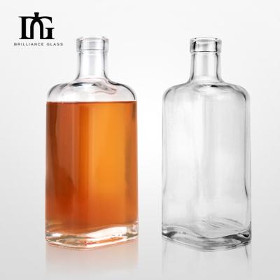 Cina Logo personalizzato Bottiglia in vetro quadrata da 700 ml Ideale per whisky Brandy Gin Vodka e altro in vendita