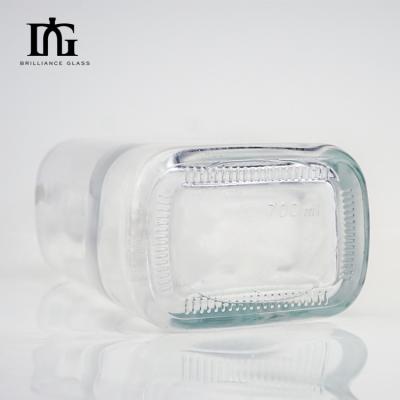 Cina Logo personalizzato Bottiglia in vetro quadrata da 700 ml Ideale per whisky Brandy Gin Vodka e altro in vendita