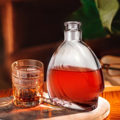 Cina Bottiglia di vetro di pietra di 500 ml per liquori di design personalizzato e tipo di sigillatura CORK in vendita
