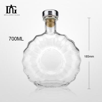 Cina Bottiglia di vodka in vetro trasparente personalizzata 700 ml con incisione e timbro a caldo in vendita