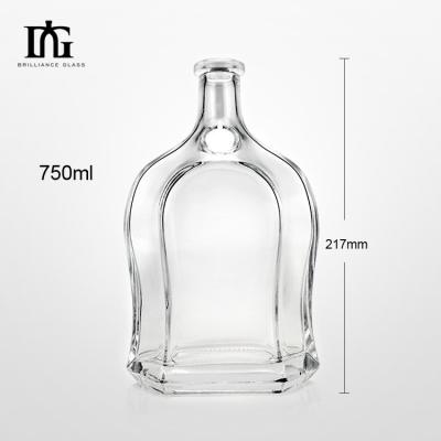 Cina 500 ml di vodka spirit gin rum bottiglia di vetro liquore con materiale a base di sughero logotype di vetro accettabile in vendita