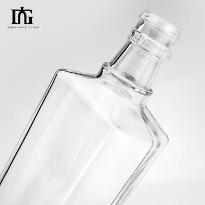 Cina Bottiglie di liquore in vetro personalizzate da 100 ml 350 ml 500 ml 750 ml 1000 ml con sigillatura CORK in vendita