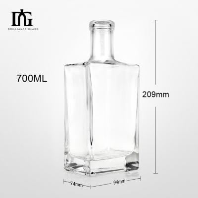 Cina 250ml/500ml/700ml/750ml collare di vetro logo personalizzato bottiglia quadrata di vodka per whisky brandy in vendita