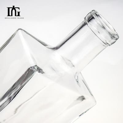 Cina 250ml/500ml/700ml/750ml collare di vetro logo personalizzato bottiglia quadrata di vodka per whisky brandy in vendita
