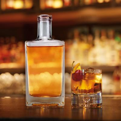 Cina 250ml/500ml/700ml/750ml collare di vetro logo personalizzato bottiglia quadrata di vodka per whisky brandy in vendita