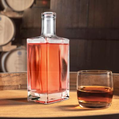 Cina 250ml/500ml/700ml/750ml collare di vetro logo personalizzato bottiglia quadrata di vodka per whisky brandy in vendita