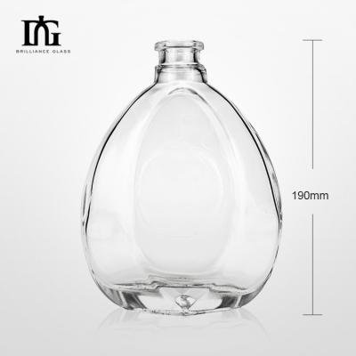 Cina Bottiglia di vetro di pietra extra da 700 ml con tappo di legno per gin vodka rum liquori in vendita