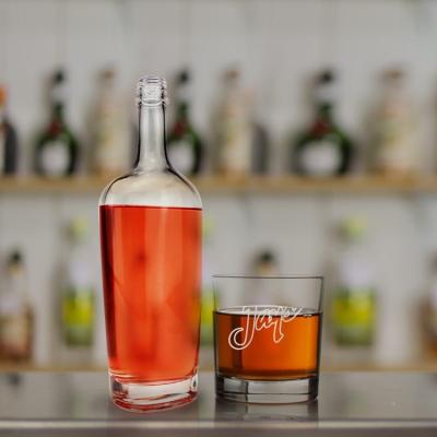 Cina 250 ml/500 ml/700 ml/750 ml bottiglie di vetro personalizzate di vodka whisky gin con tappo a vite in vendita