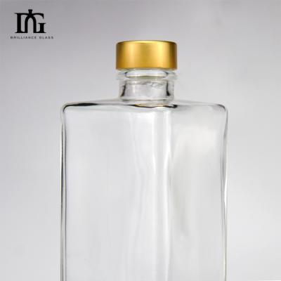 Cina Materiale di base Bottiglia di vetro con tappo a sughero e vite 700 ml Bottiglia di whisky vuota chiara in vendita