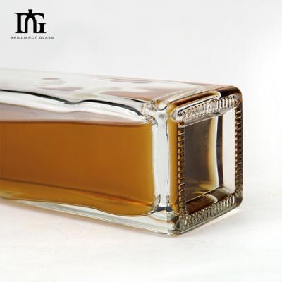 Cina Materiale di base Bottiglia di vetro con tappo a sughero e vite 700 ml Bottiglia di whisky vuota chiara in vendita