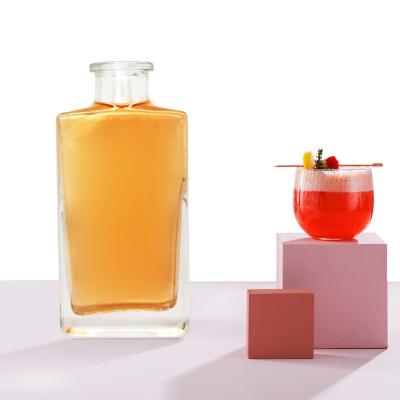 Cina Bottiglia di vetro a tappo a vite da 700 ml per liquori e bevande in vendita