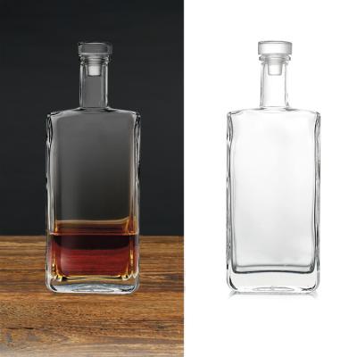 Cina Materiale del corpo Bottiglia di vetro 700ml Capacità Chiara e vuota per Gin Rum Vodka in vendita