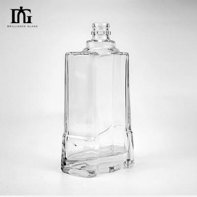 Cina 250 ml/500 ml/700 ml/750 ml Bottiglia quadrata di whisky liquor con sughero Spessore di vetro pesante Fondo in vendita