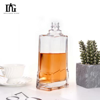 Cina 250 ml/500 ml/700 ml/750 ml Bottiglia quadrata di whisky liquor con sughero Spessore di vetro pesante Fondo in vendita