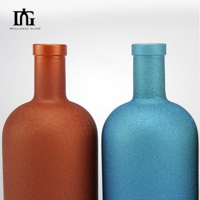 Cina Bottiglie di vodka in vetro con sigillo di sughero di alta qualità di 700 ml di capacità trasparente in vendita