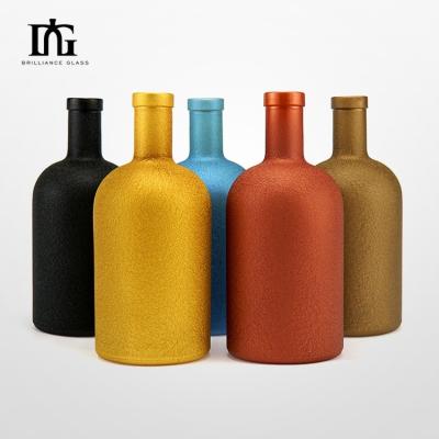Cina Bottiglie di vodka in vetro con sigillo di sughero di alta qualità di 700 ml di capacità trasparente in vendita