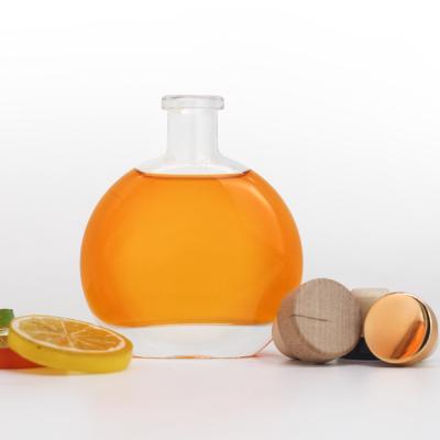 Cina Bottiglia di vetro di 500 ml incisa per liquori di gin e brandy in forma unica in vendita