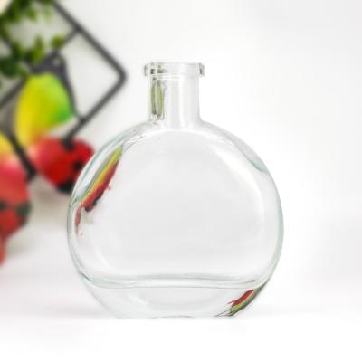 Cina Bottiglia di vetro di 500 ml incisa per liquori di gin e brandy in forma unica in vendita