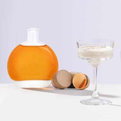 Cina Bottiglia di vetro di 500 ml incisa per liquori di gin e brandy in forma unica in vendita