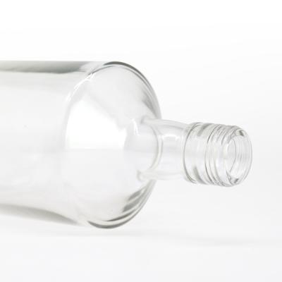 Cina Bottiglia di vetro trasparente trasparente per bevande alcoliche Tipo di sigillamento CORK OEM/ODM Accettabile 700ml in vendita