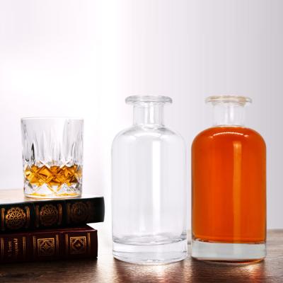 Cina Forma classica Flint Brandy Spirits Vuoto Bianco Liquore Bottiglia di vetro 500ml 700ml Super in vendita
